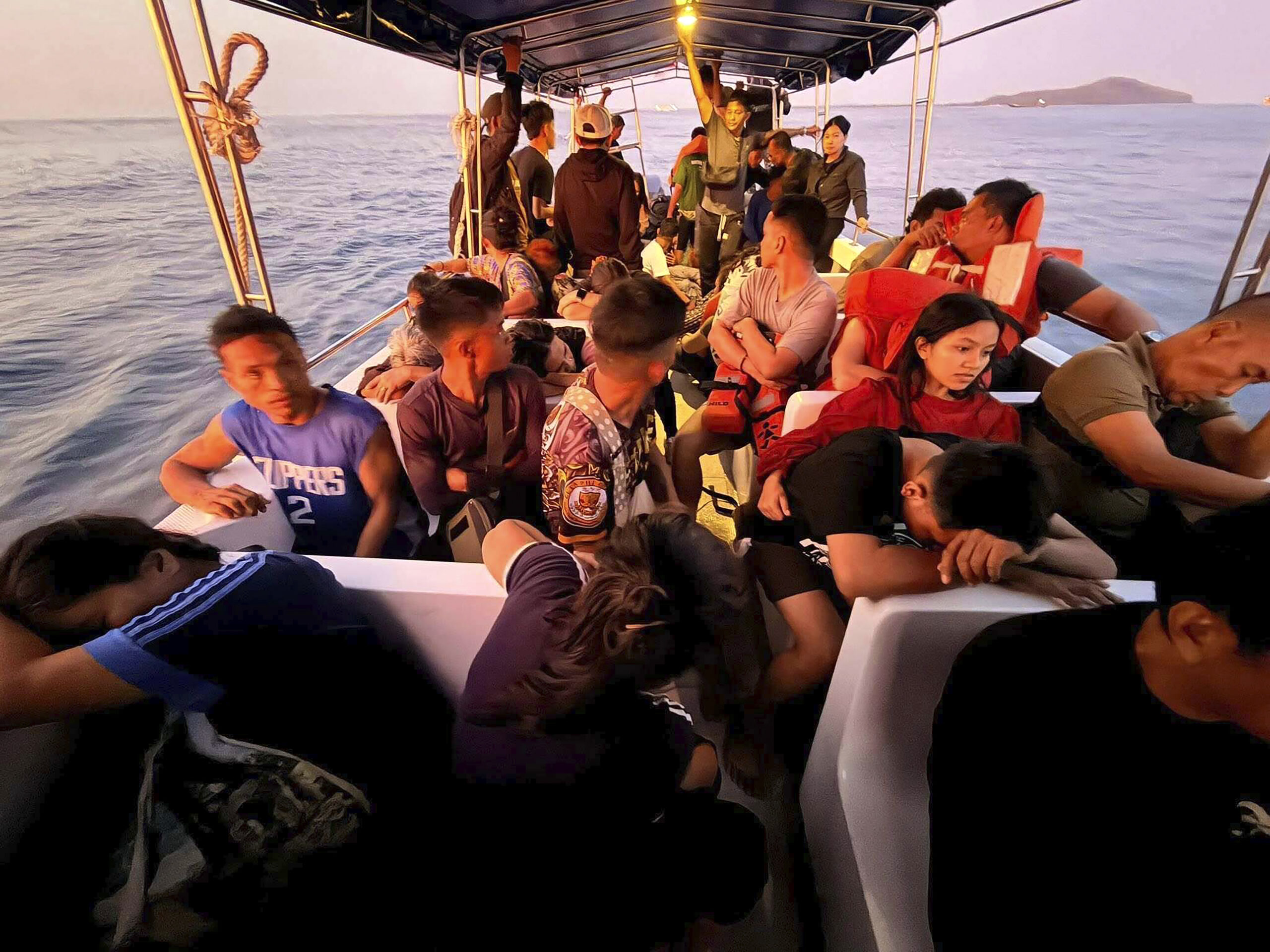 A father’s nightmare: Baby lost in Basilan sea tragedy – Tempo