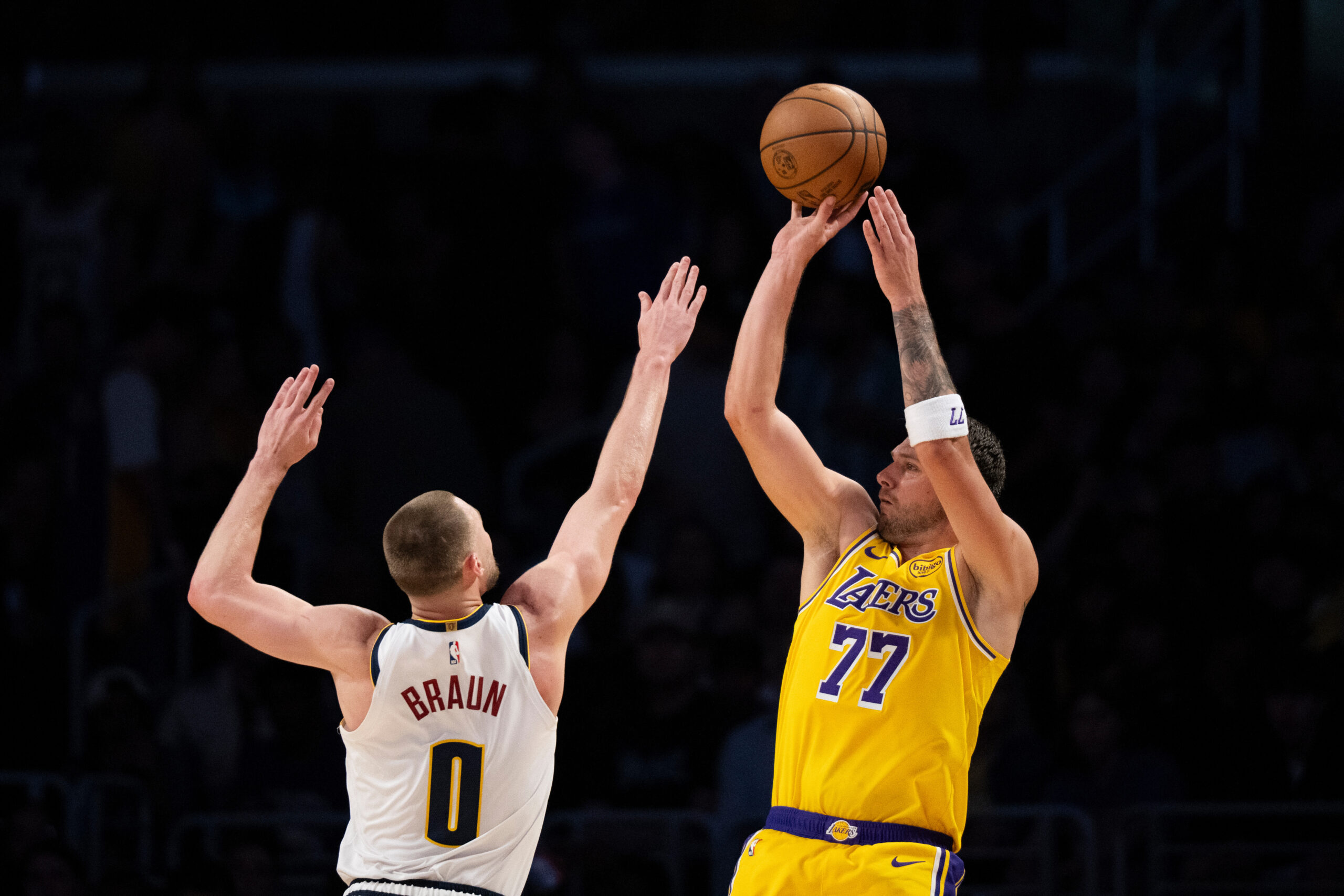 Luka Doncic scores with 0.5 seconds remaining as Lakers beat Nuggets in ...