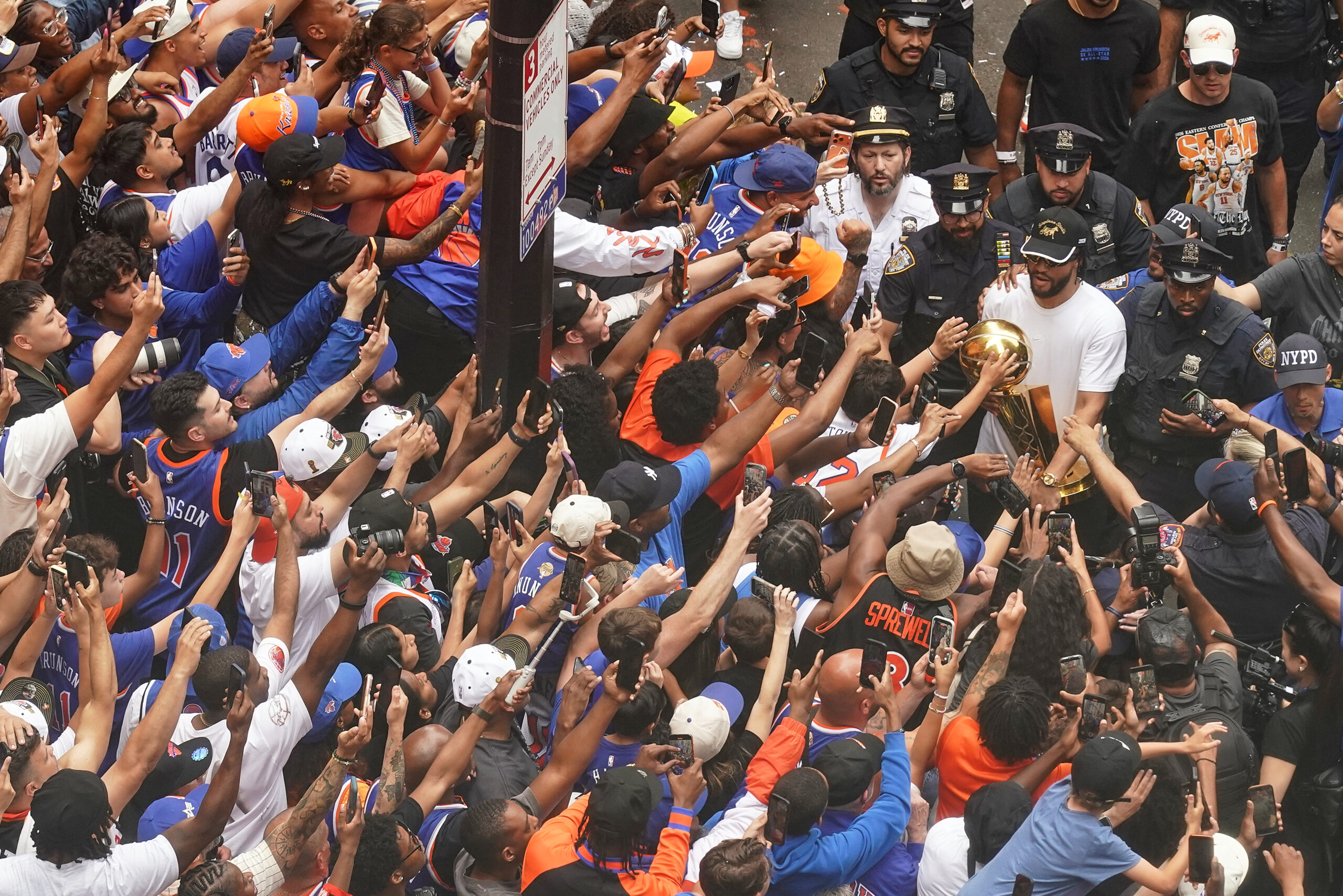 New York erupts as Knicks revel in long-awaited NBA championship parade ...